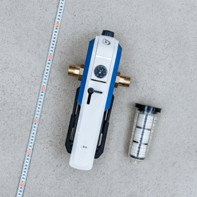 Domestic water station with pressure reducer E1