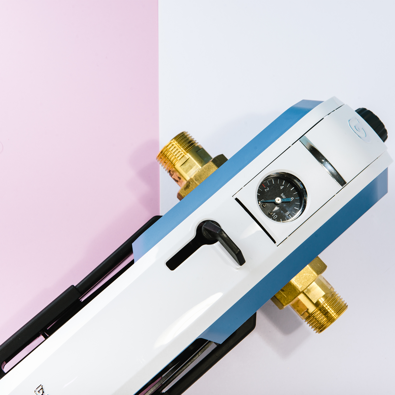 Domestic water station with pressure reducer E1